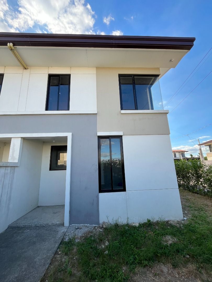 Corner House and Lot Pasalo Near Bulacan International Airport and NLEX ...