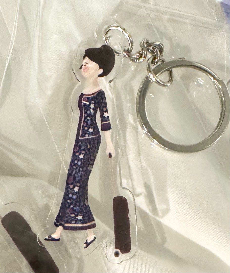 Singapore airlines cabin crew Keychains, Women's Fashion, Jewelry ...