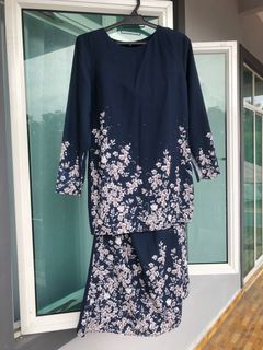 Baju Kurung Moden Bunga Kecil, Women's Fashion, Muslimah Fashion, Baju ...