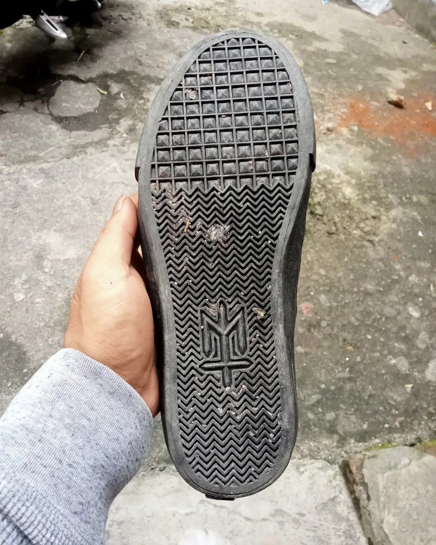 MATERNAL Slip on full black, Fesyen Pria, Sepatu , Sneakers di Carousell