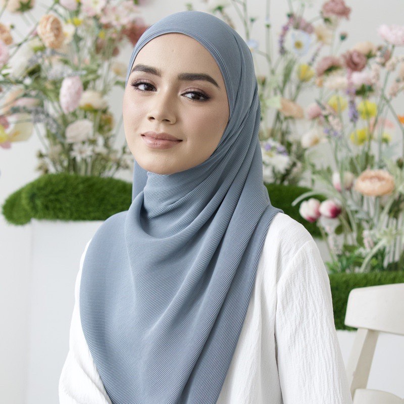 Pleated shawl, Women's Fashion, Muslimah Fashion, Hijabs on Carousell