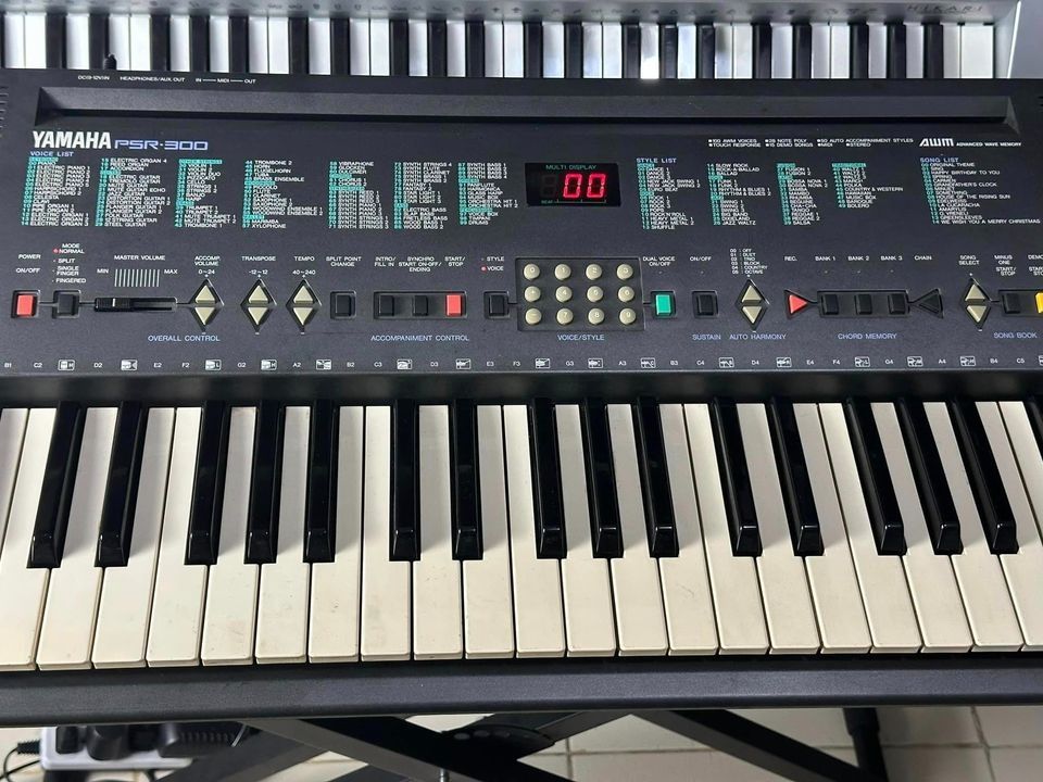 Yamaha PSR-300 Piano Keyboard Organ 61 Keys Touch Response with built ...