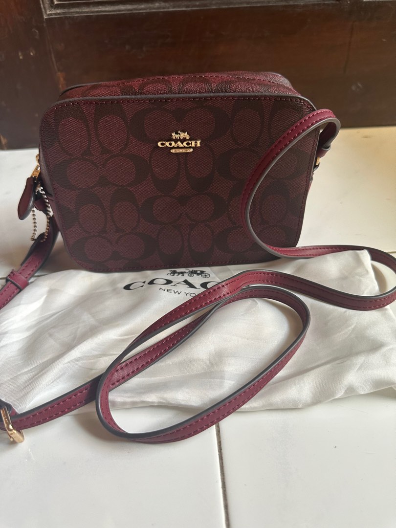 Coach Sling bag merah, Fesyen Wanita, Tas & Dompet di Carousell
