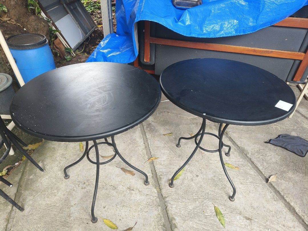 Meja Besi Bulat Informa, Perabotan Rumah di Carousell