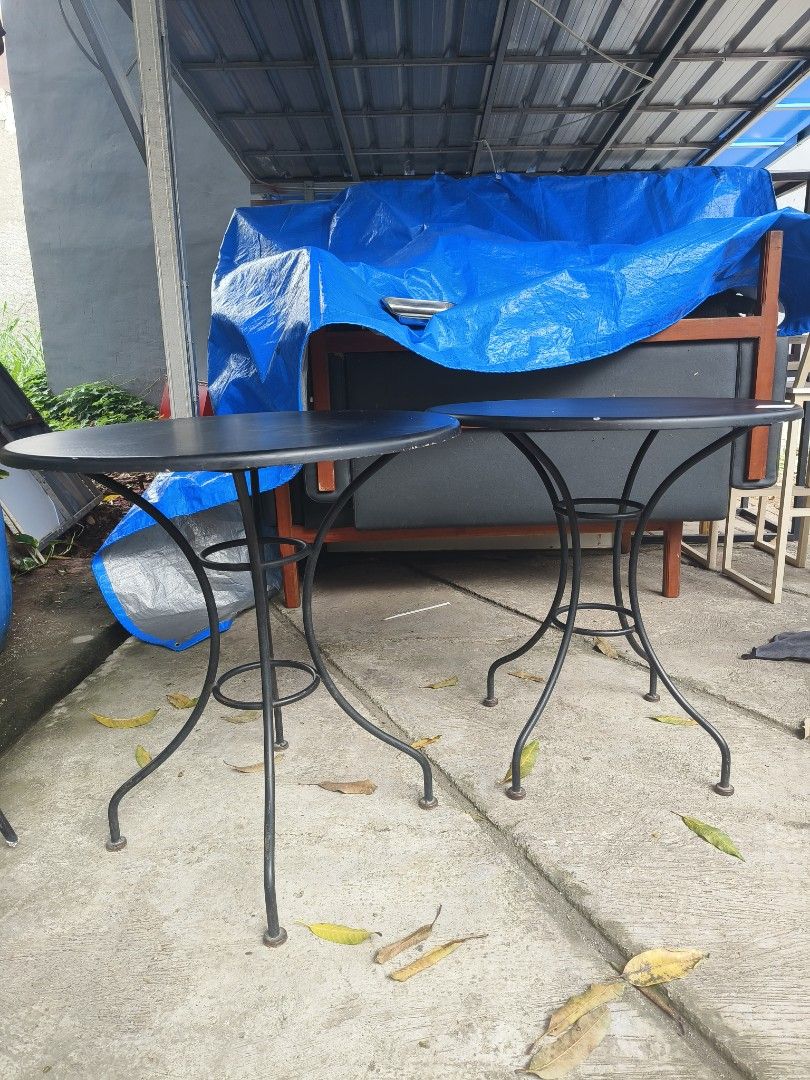 Meja Besi Bulat Informa, Perabotan Rumah di Carousell