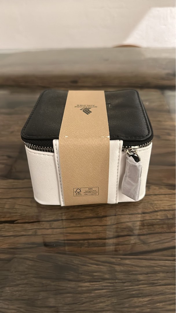 SQ First Class Amenity Kit, Hobbies & Toys, Travel, Travel Essentials ...