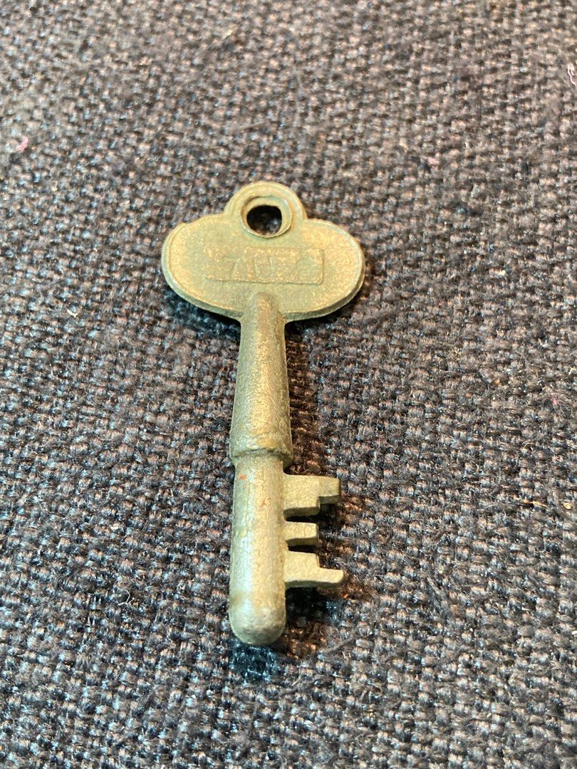 老銅製鑰匙 古董鑰匙 編號AAA 7U8 長5.2公分寬2.3公分, 書籍、休閒與玩具, 收藏、紀念品, 其他古董在旋轉拍賣