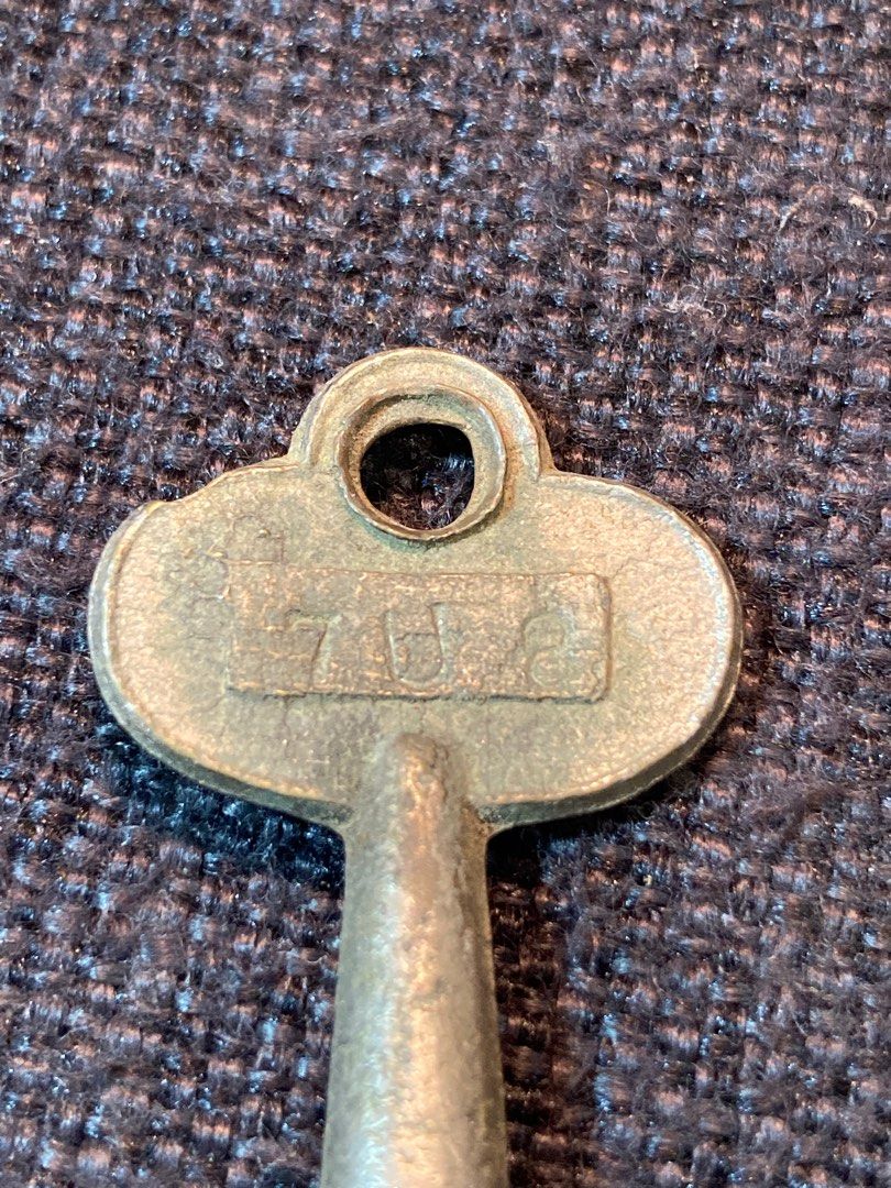 老銅製鑰匙 古董鑰匙 編號AAA 7U8 長5.2公分寬2.3公分, 書籍、休閒與玩具, 收藏、紀念品, 其他古董在旋轉拍賣