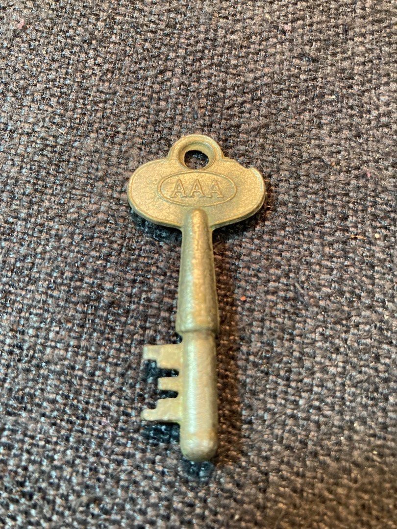 老銅製鑰匙 古董鑰匙 編號AAA 7U8 長5.2公分寬2.3公分, 書籍、休閒與玩具, 收藏、紀念品, 其他古董在旋轉拍賣