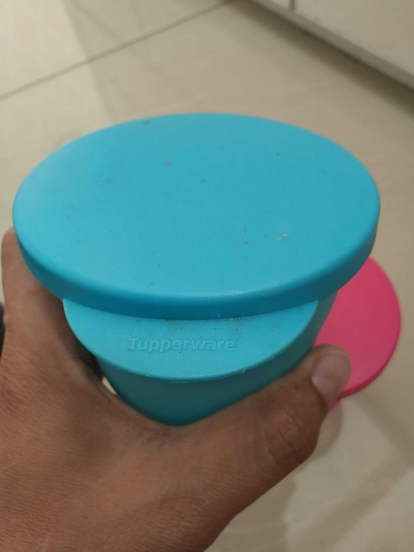 Bekas Tupperware bertutup 330ml, Furniture & Home Living, Kitchenware ...