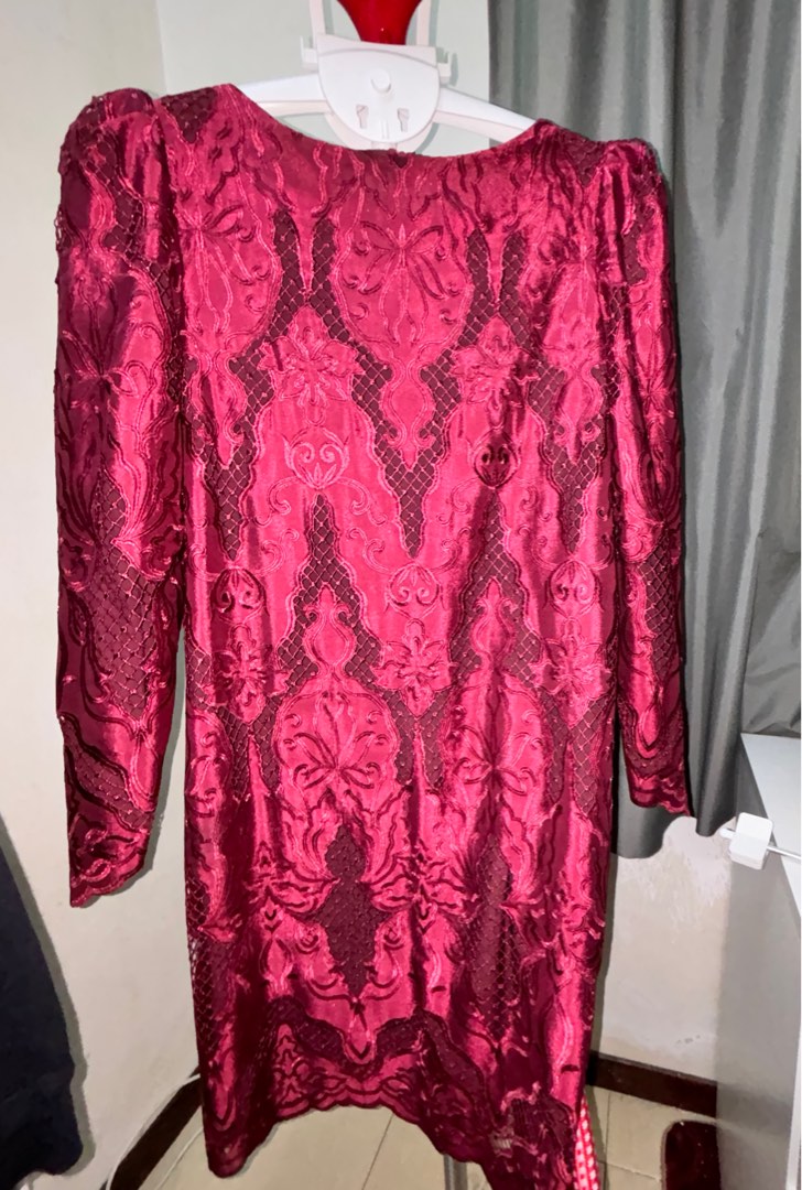 Larney Poise Kurung in Maroon (Regal Raya 2023), Women's Fashion ...