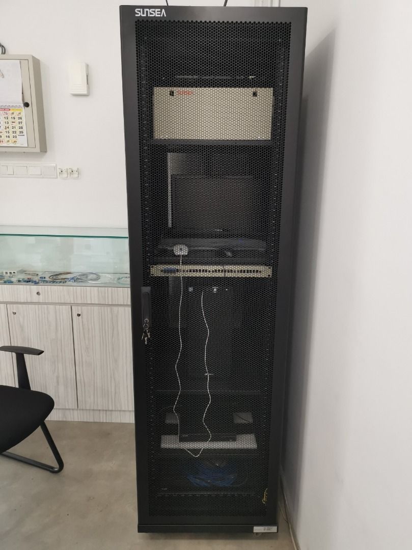 42U Server Rack with wheels ( Data Centre Grade ) to sell , just used 1 ...