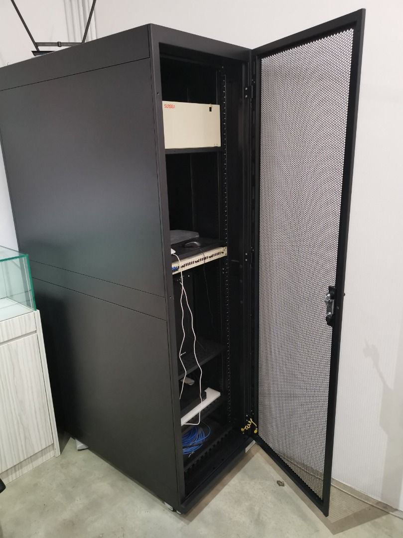 42U Server Rack with wheels ( Data Centre Grade ) to sell , just used 1 ...