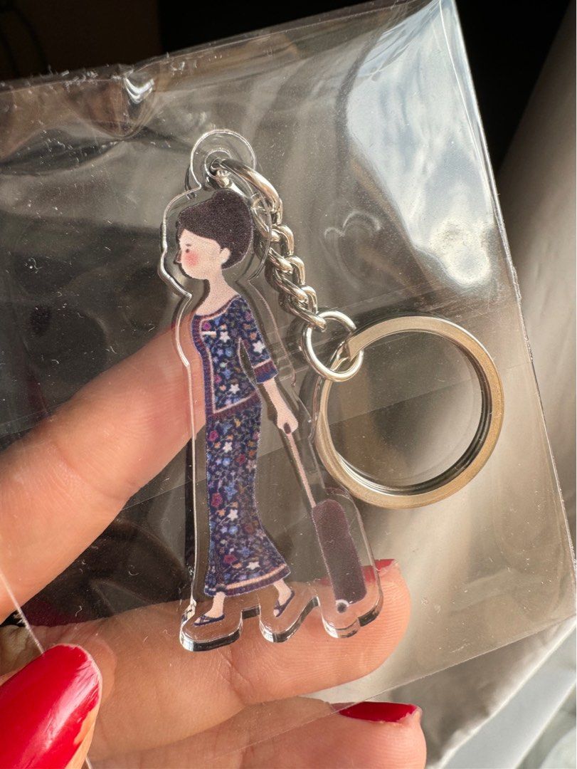 Singapore airlines cabin crew Keychains, Women's Fashion, Jewelry ...