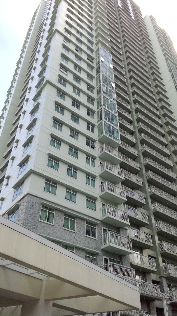 The Red Oak Two Serendra The Fort SM Aura Furnished Studio for Rent ...