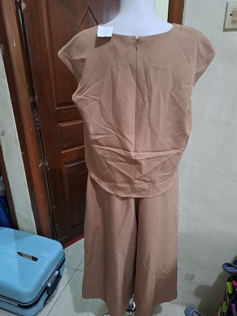 Jumpsuit kutungan coklat, Fesyen Wanita, Pakaian Wanita, Jumpsuits di Carousell