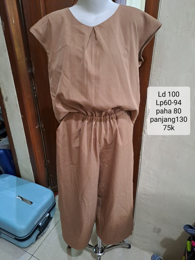 Jumpsuit kutungan coklat, Fesyen Wanita, Pakaian Wanita, Jumpsuits di Carousell