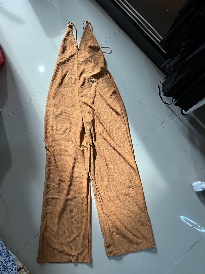 Jumpsuite pull & bear coklat, Fesyen Wanita, Pakaian Wanita, Jumpsuits di Carousell
