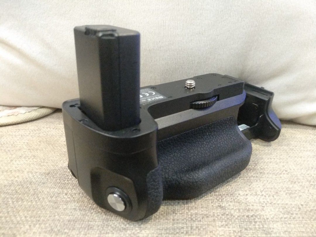 MEIKE Battery Grip with Vertical Release Button for SONY A6300 / A6400 ...