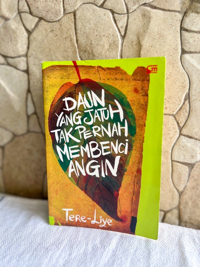 Buku Daun yang Jatuh Tak Pernah Membenci Angin Tere Liye, Buku & Alat Tulis, Buku di Carousell