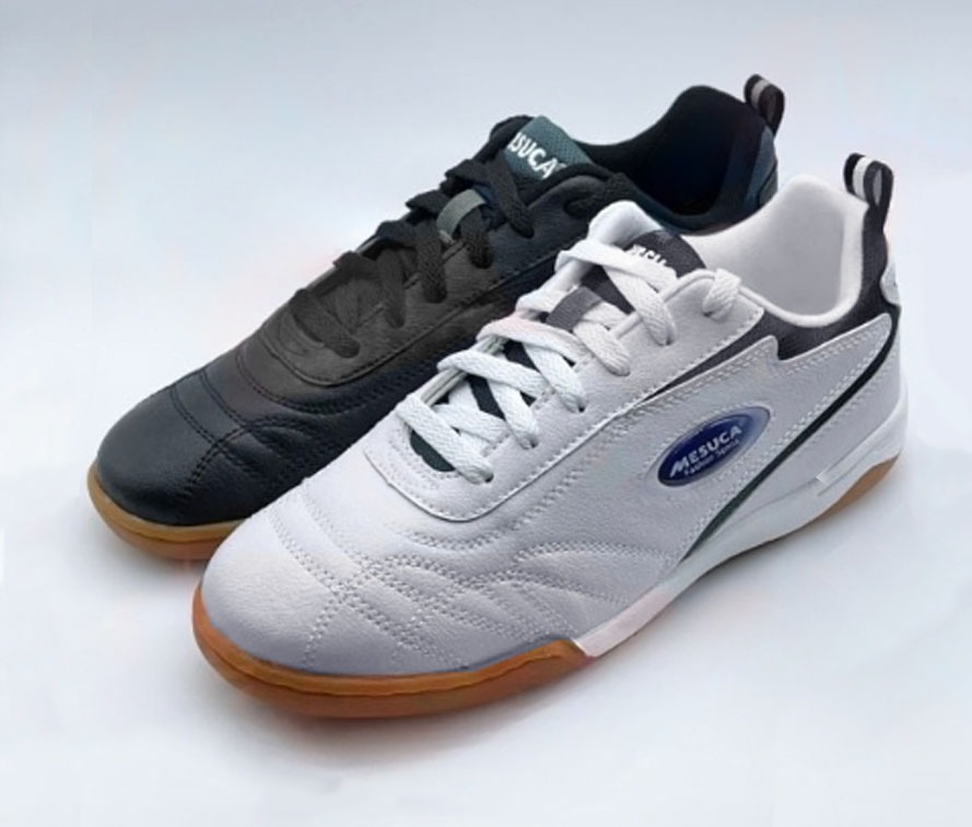 Mesuca室內硬地足球鞋 波鞋運動鞋 Soccer shoes - 2色選擇, 男裝, 鞋, 波鞋 - Carousell