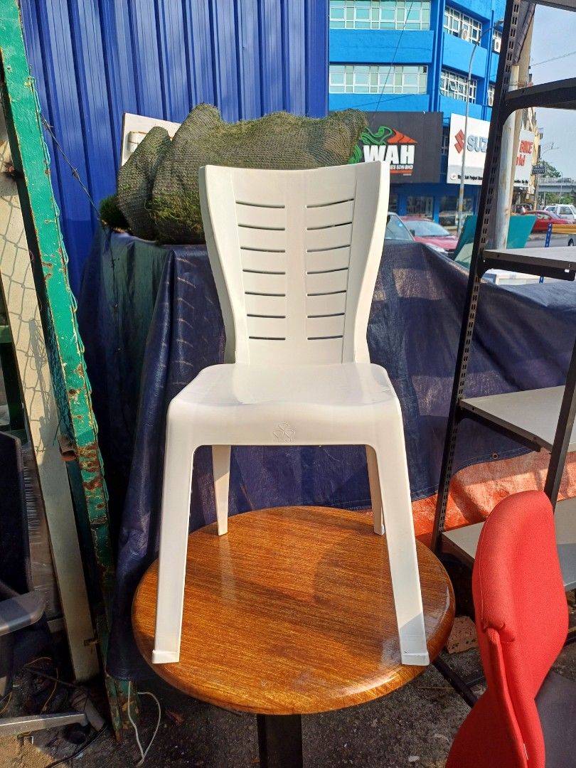 3v plastic chair, Furniture & Home Living, Furniture, Chairs on Carousell
