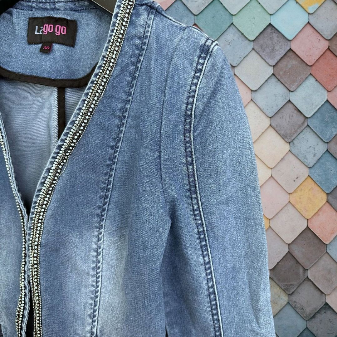 二手 LAGOGO 上海製 藍 九成二新 彈性復古水鑽V領單扣腰身短版38 牛仔 外套 VB0208﹝凡賽蘇﹞, 她的時尚, 外套、夾克、大衣在旋轉拍賣