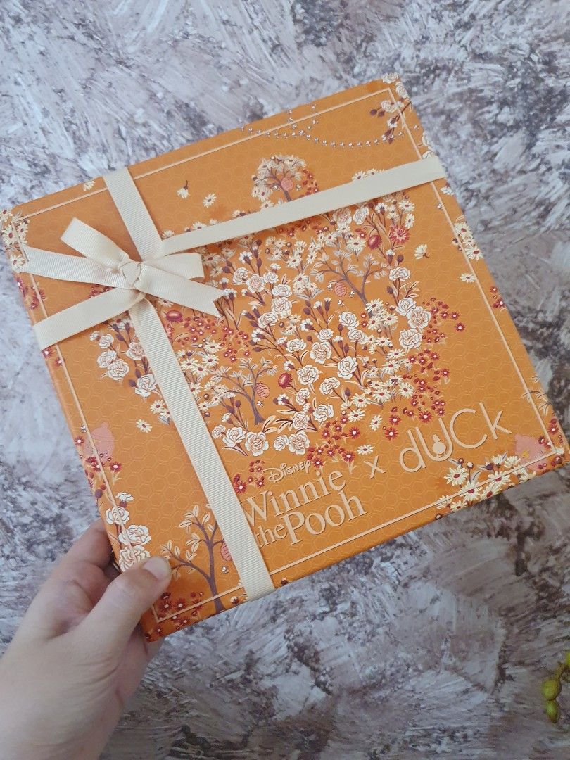 Disney Winnie the Pooh x Duck Shawl, Women's Fashion, Muslimah Fashion ...