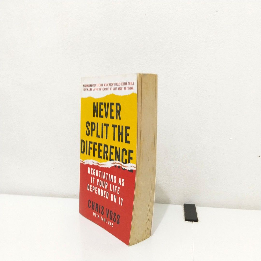 [Authentic] Never Split the Difference, Hobbies & Toys, Books ...