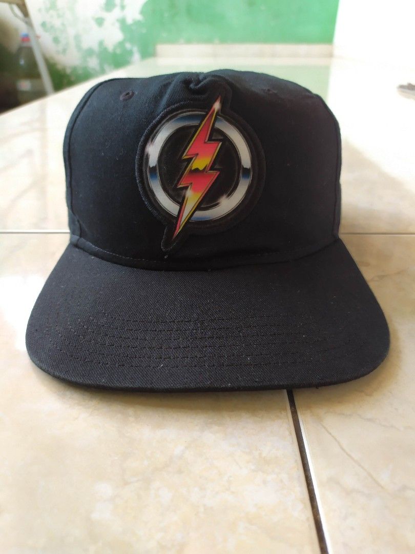 Topi The Flash, Fesyen Pria, Aksesoris, Topi di Carousell