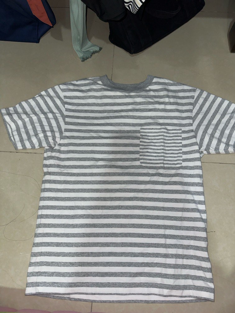 Kaos garis garis stripes UNIQLO ukuran S, Fesyen Pria, Pakaian , Atasan di Carousell
