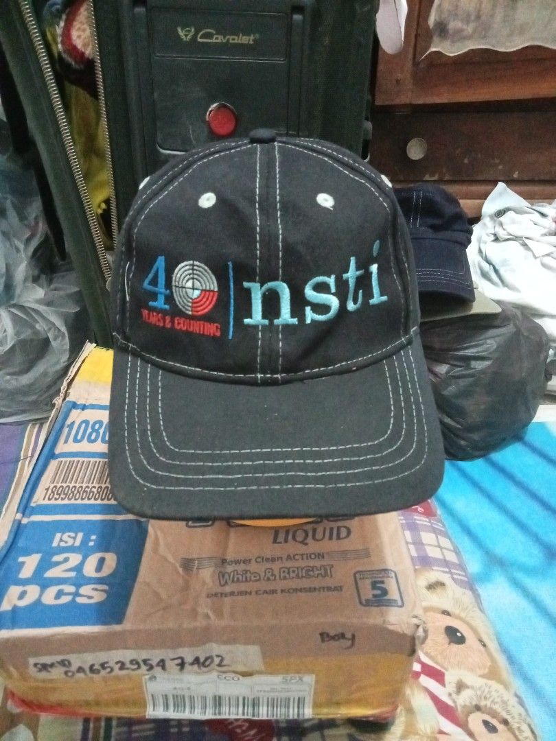 Topi Simple cap hitam, Fesyen Pria, Aksesoris, Topi di Carousell