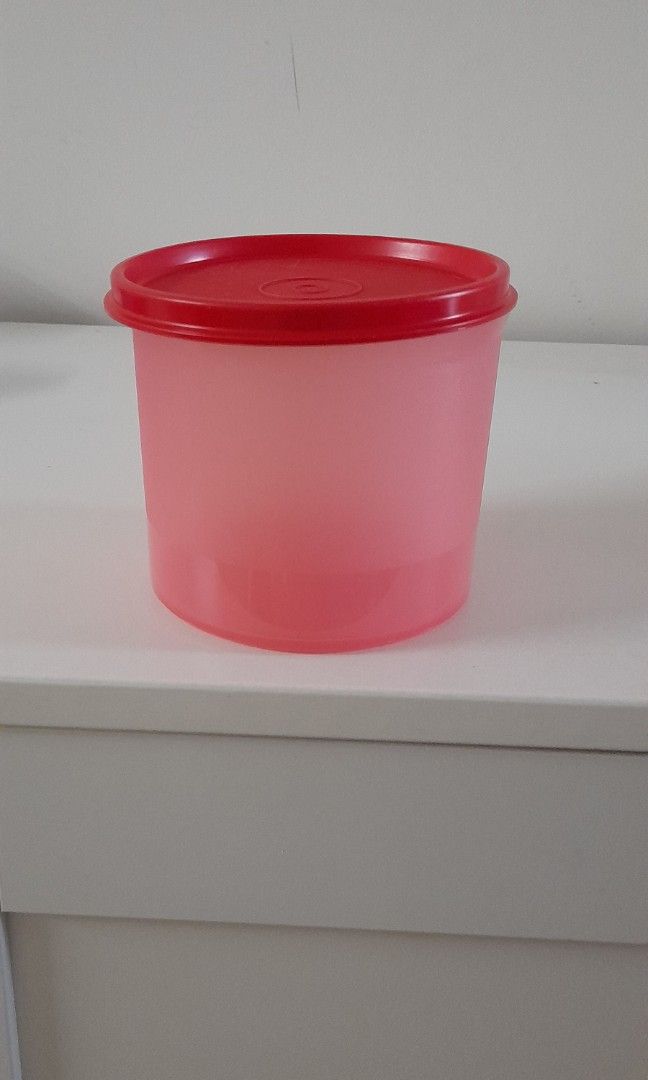 Tupperware round container RM4, Furniture & Home Living, Kitchenware ...