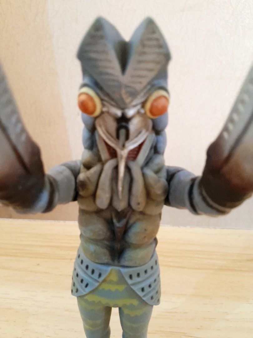 Bandai Ultraman Kaiju Monster - Alien Baltan, Toys & Collectibles ...