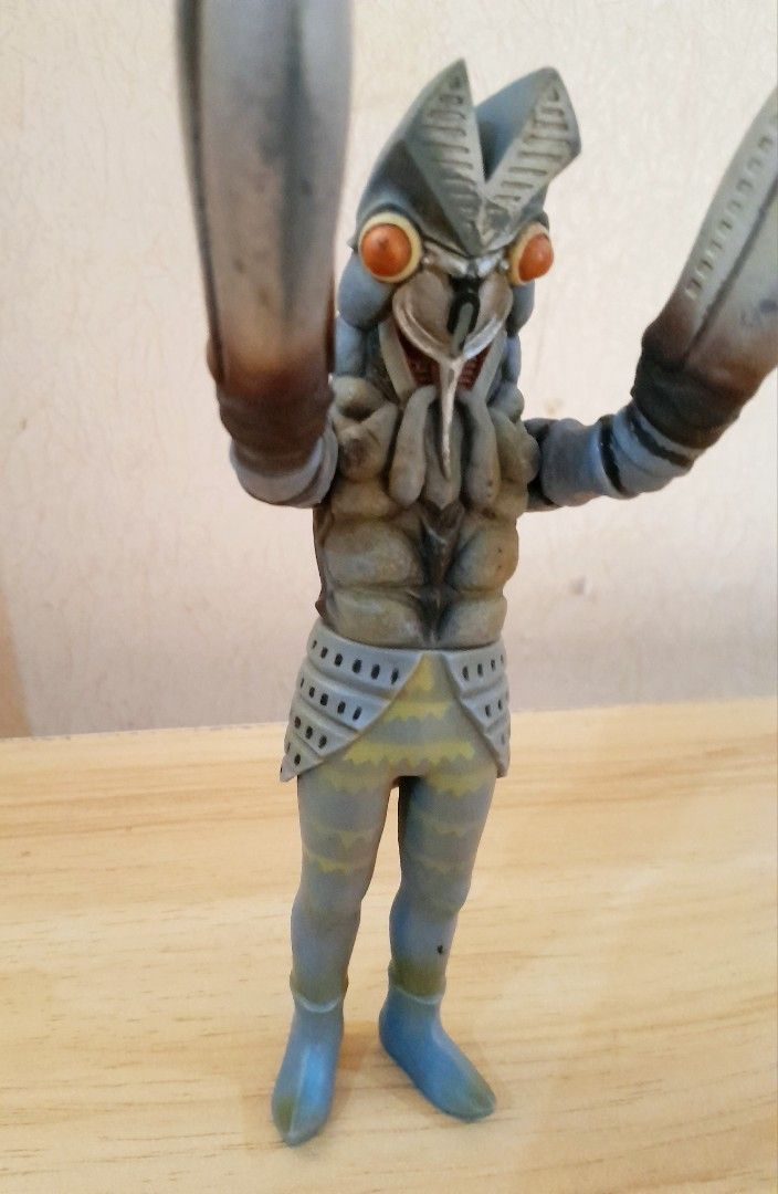 Bandai Ultraman Kaiju Monster - Alien Baltan, Toys & Collectibles ...