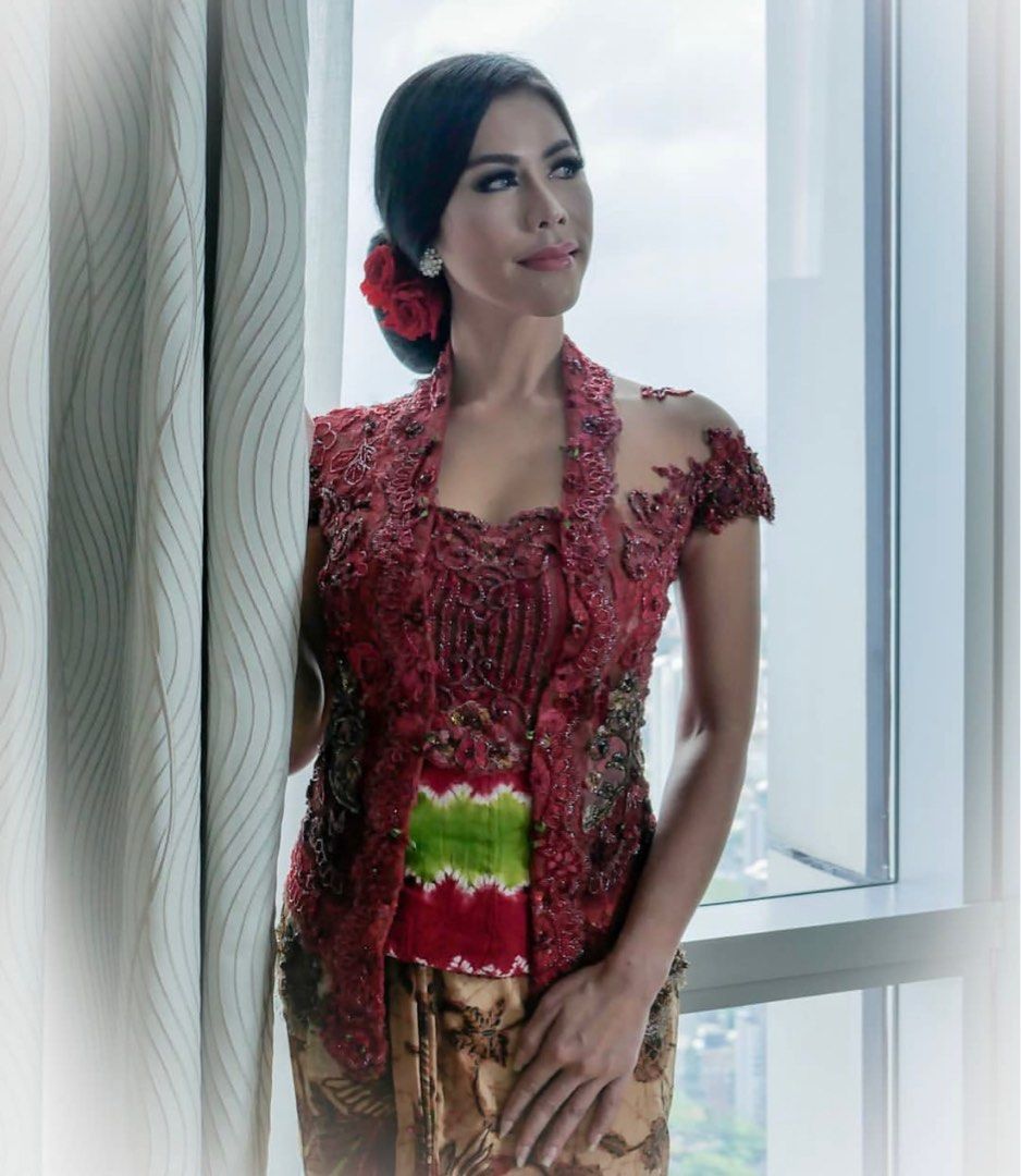 Kebaya Wisuda Anne Avantie