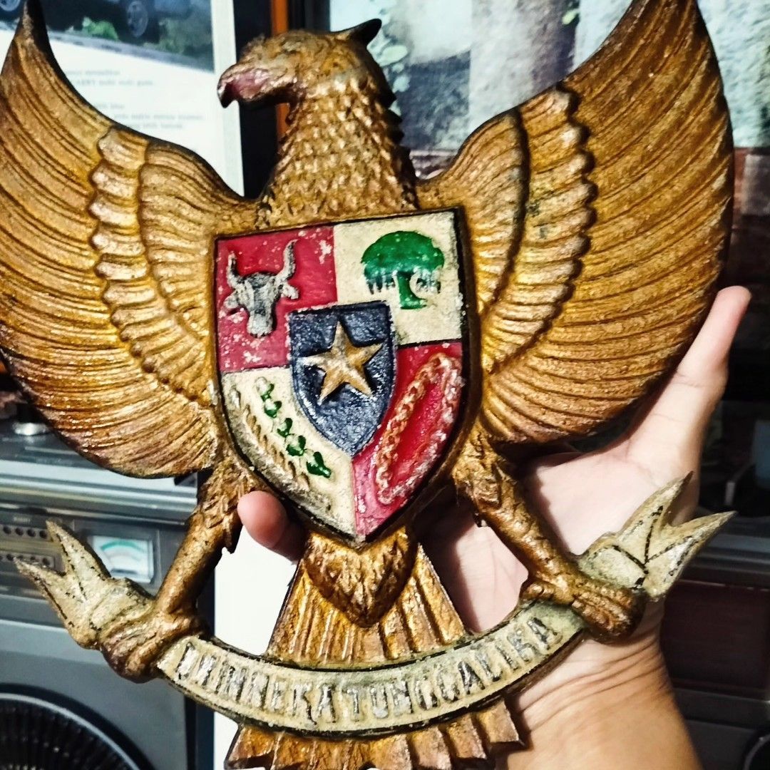 Pajangan dinding burung Garuda Pancasila, Antik, Pajangan di Carousell