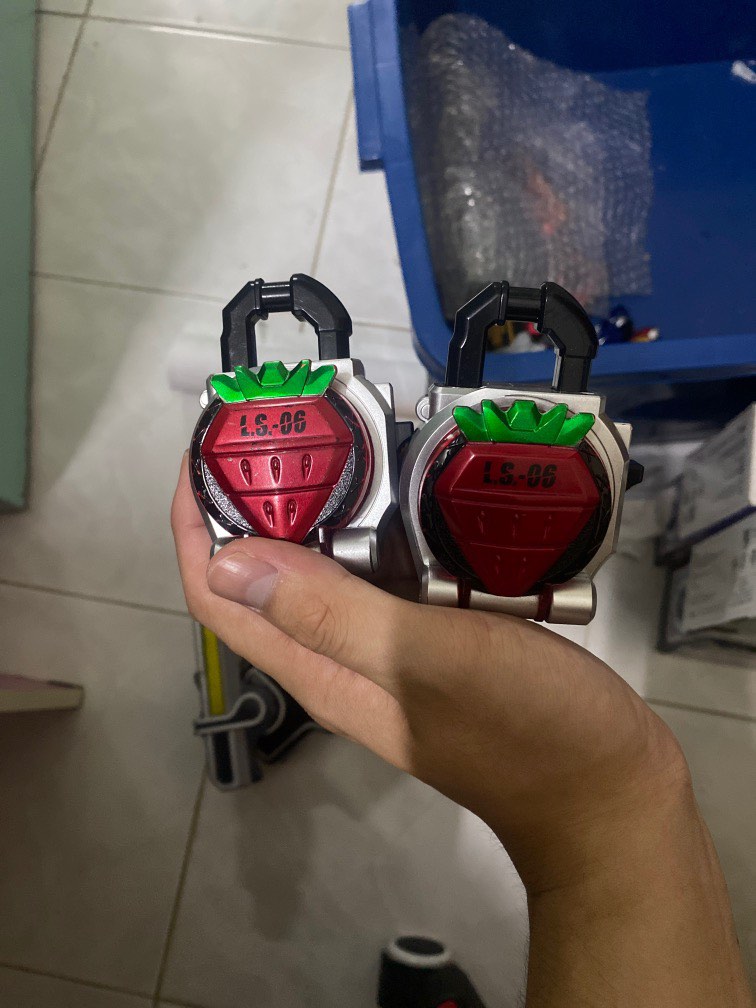 Dx Bandai Strawberry/Ichigo Lockseed Kamen Rider Gaim, Hobbies & Toys ...