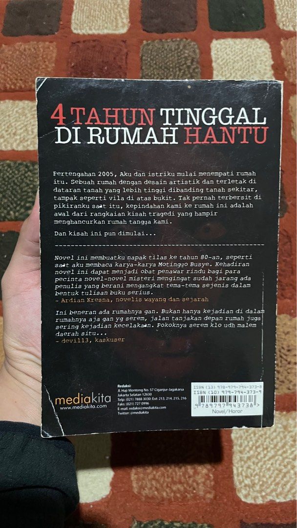 Novel 4 Tahun Tinggal di Rumah Hantu, Buku & Alat Tulis, Buku di Carousell