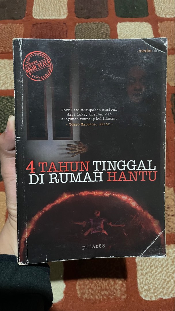 Novel 4 Tahun Tinggal di Rumah Hantu, Buku & Alat Tulis, Buku di Carousell