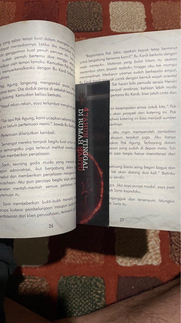 Novel 4 Tahun Tinggal di Rumah Hantu, Buku & Alat Tulis, Buku di Carousell