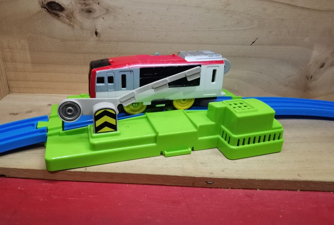 Takara Tomy Plarail Railroad Crossing Single Track set, Hobbies & Toys ...
