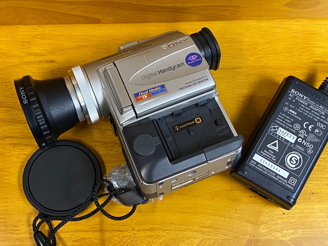 Sony DCR PC100E mini DV camcorder 迷你錄影帶攝錄機 連原廠wide angle lens 送全新電池, 攝影 ...