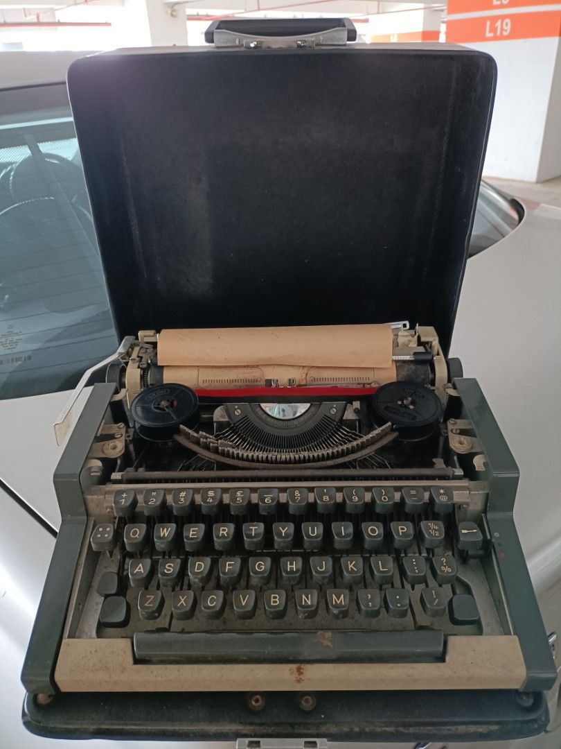 Vintage typewriter, Hobbies & Toys, Stationery & Craft, Other ...