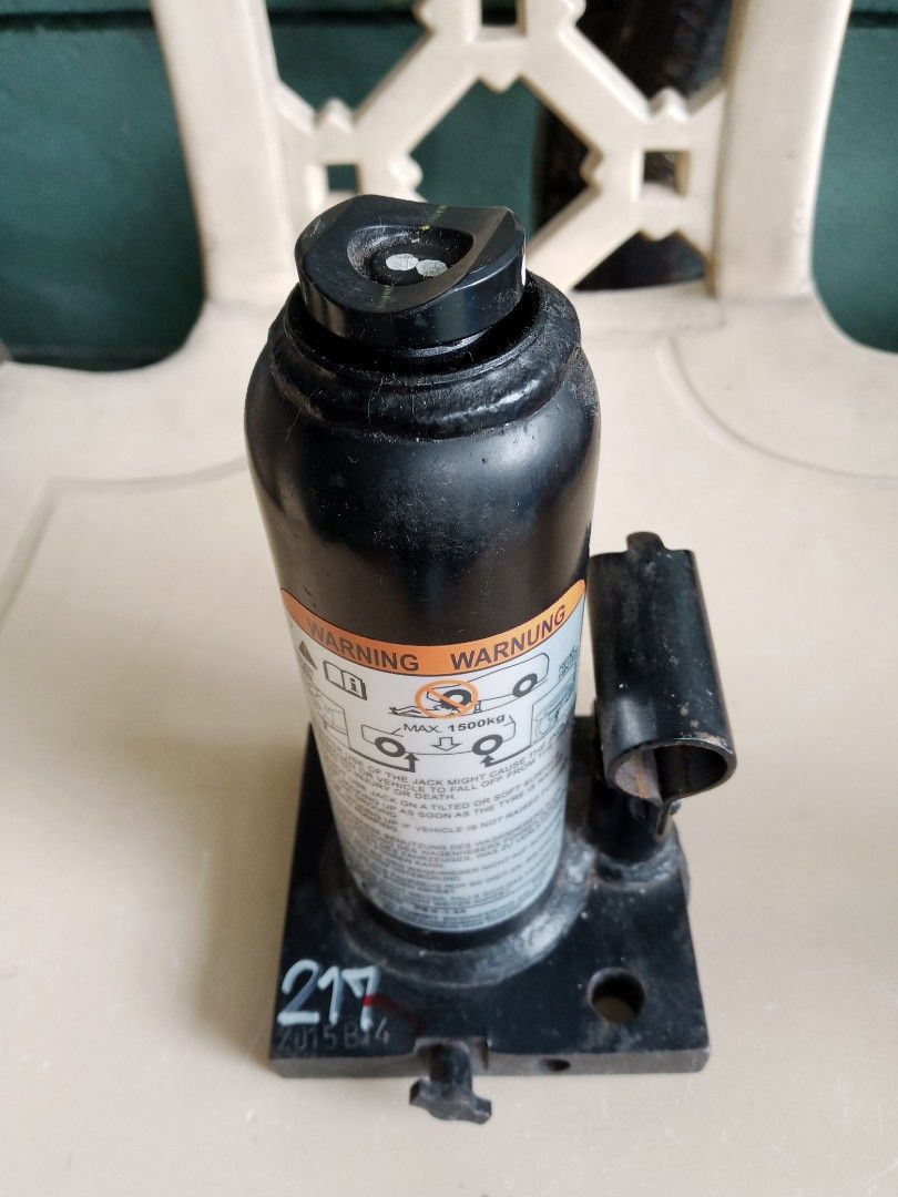 Two Car Jacks-Hydraulic Jack and Scissor Jack from Isuzu Sportivo, Car ...