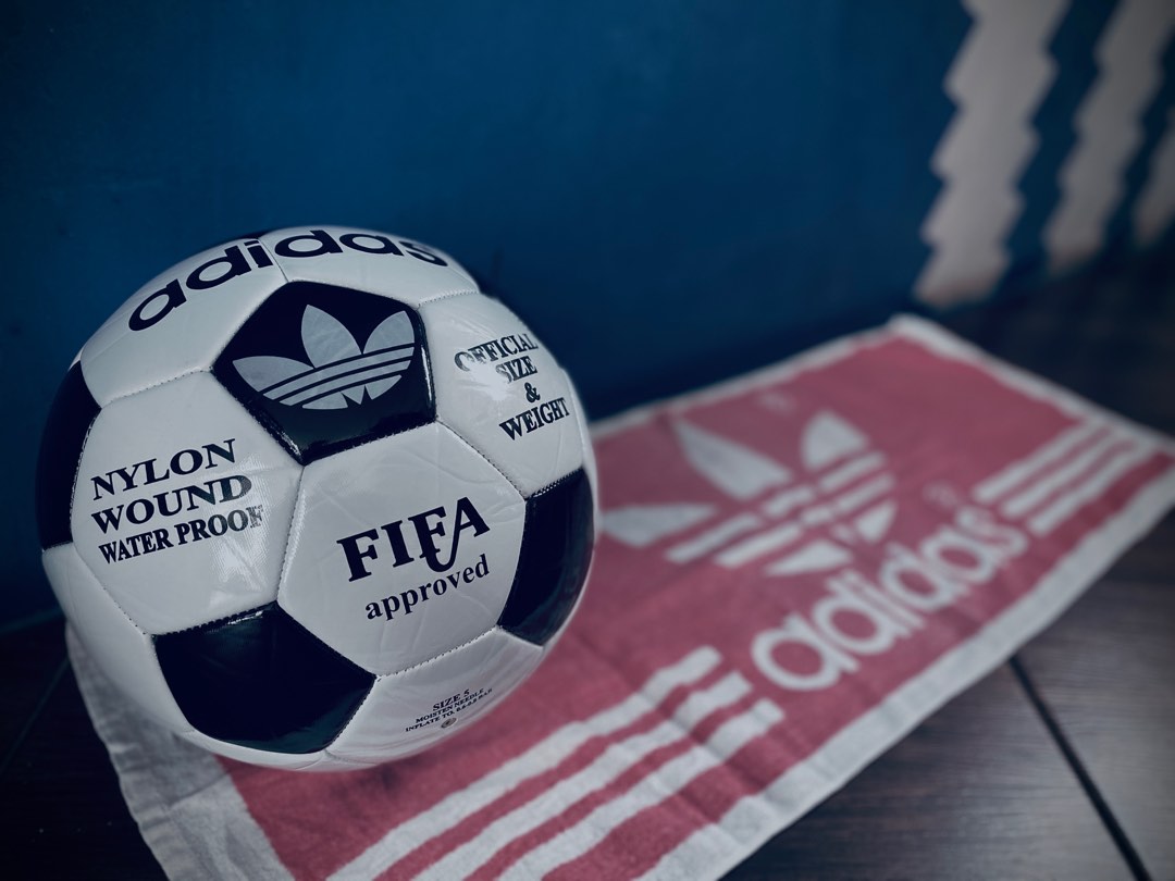 ADIDAS trefoil ball dan towel, Fesyen Pria, Sepatu , Sneakers di Carousell