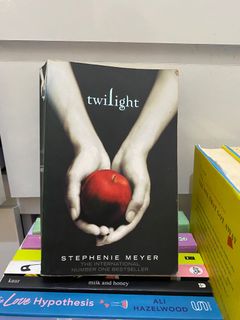 Twilight by Stephenie Meyer, Buku & Alat Tulis, Buku di Carousell