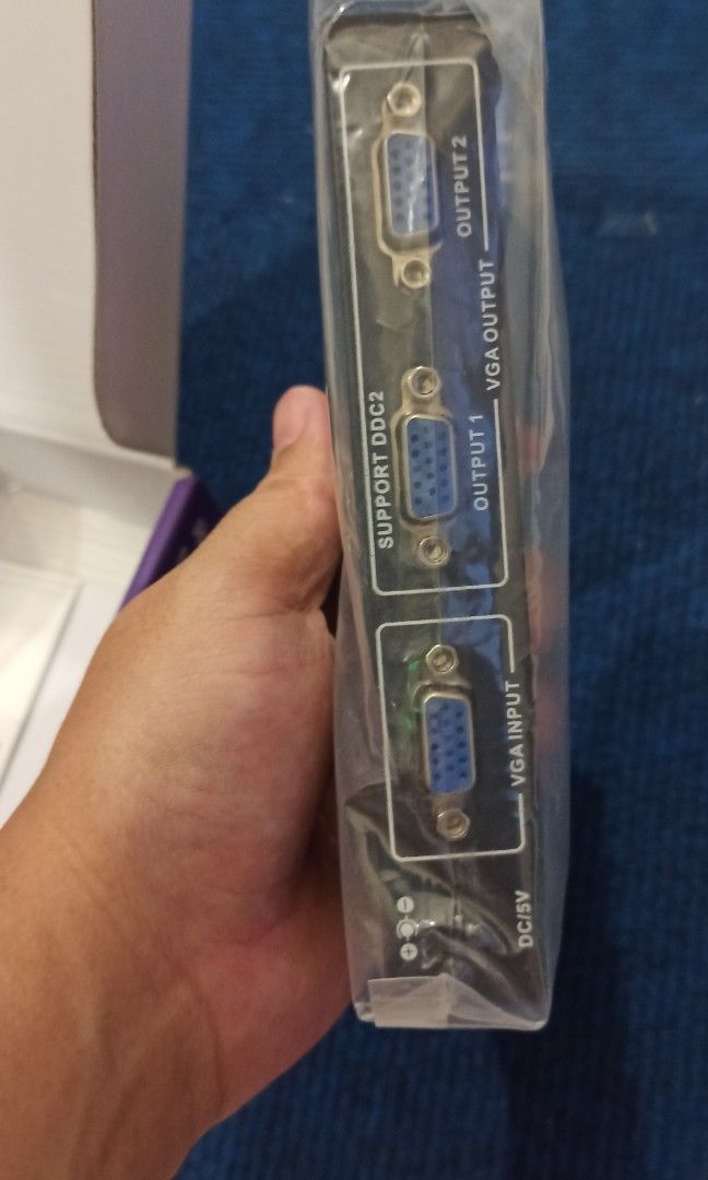 Uptech 登昌恆 VS204 2-Port VGA螢幕分配器 同步顯示 1分2 1進2出, 電腦及科技產品, 電腦周邊產品, 轉接線及轉換器在旋轉拍賣