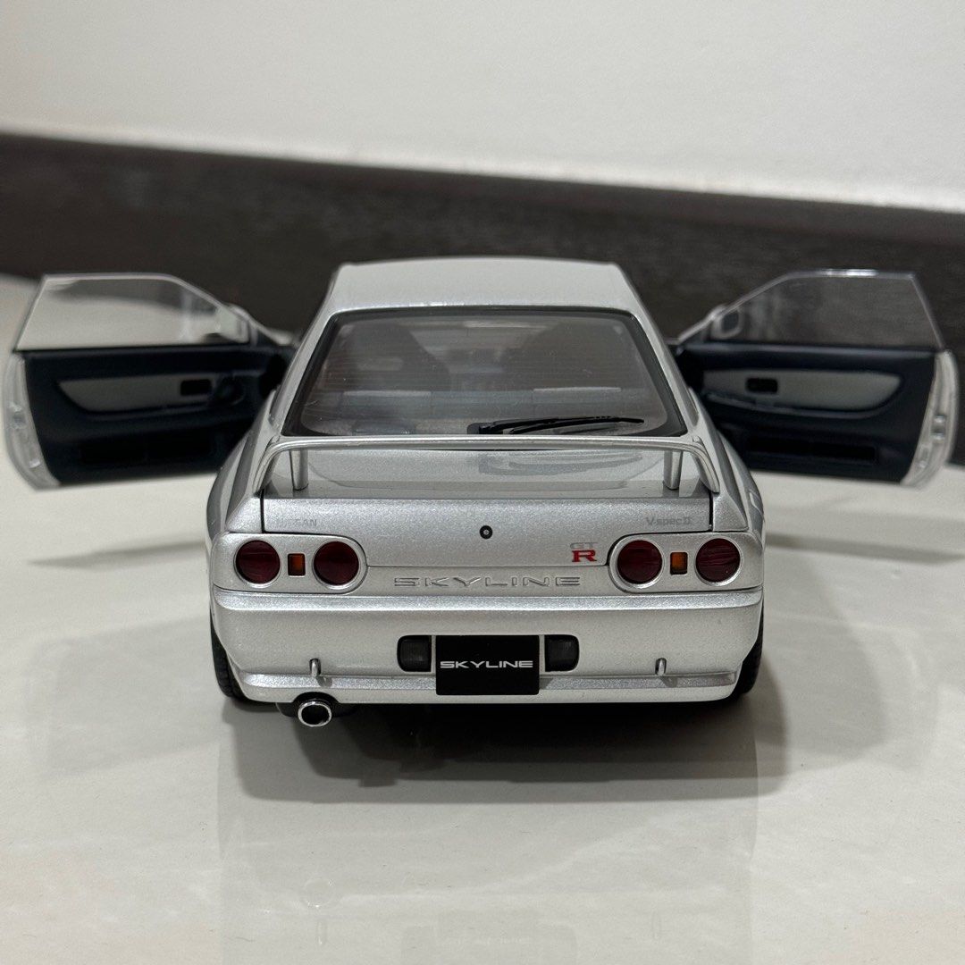 1:18 AutoArt Nissan Skyline GT-R R32 V-Spec II Dealer Edition (Silver), Hobbies & Toys, Toys ...