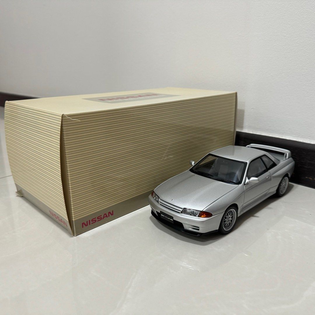 1:18 AutoArt Nissan Skyline GT-R R32 V-Spec II Dealer Edition (Silver ...